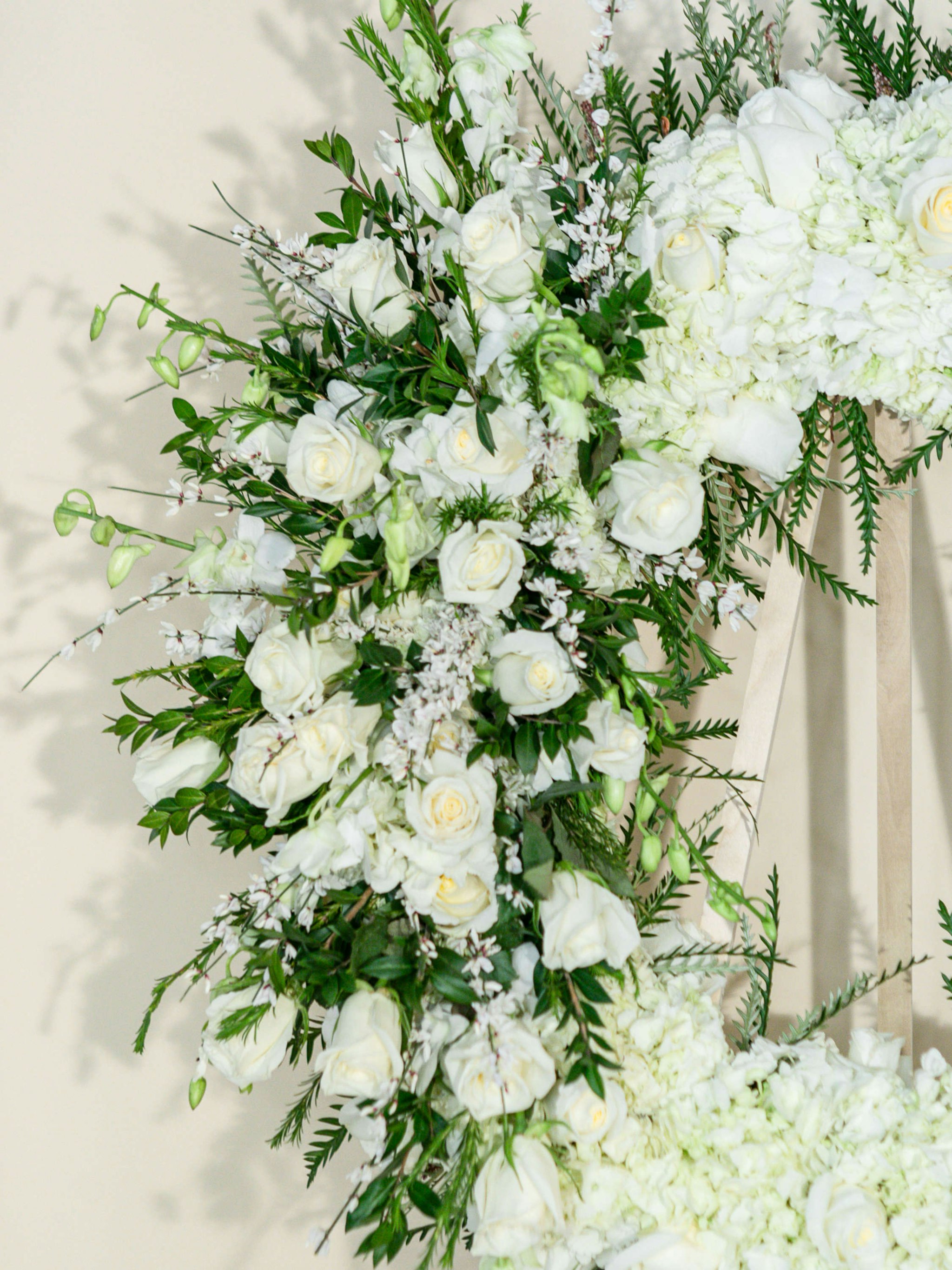 A Spectacular White Funeral Wreath - Flowers Los Angeles | Same-day ...